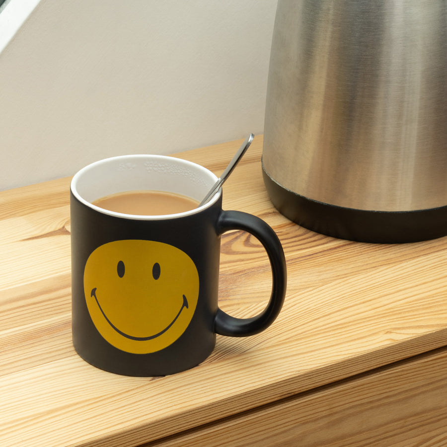 Smiley® Mug: Heat-Activated Color-Changing Magic